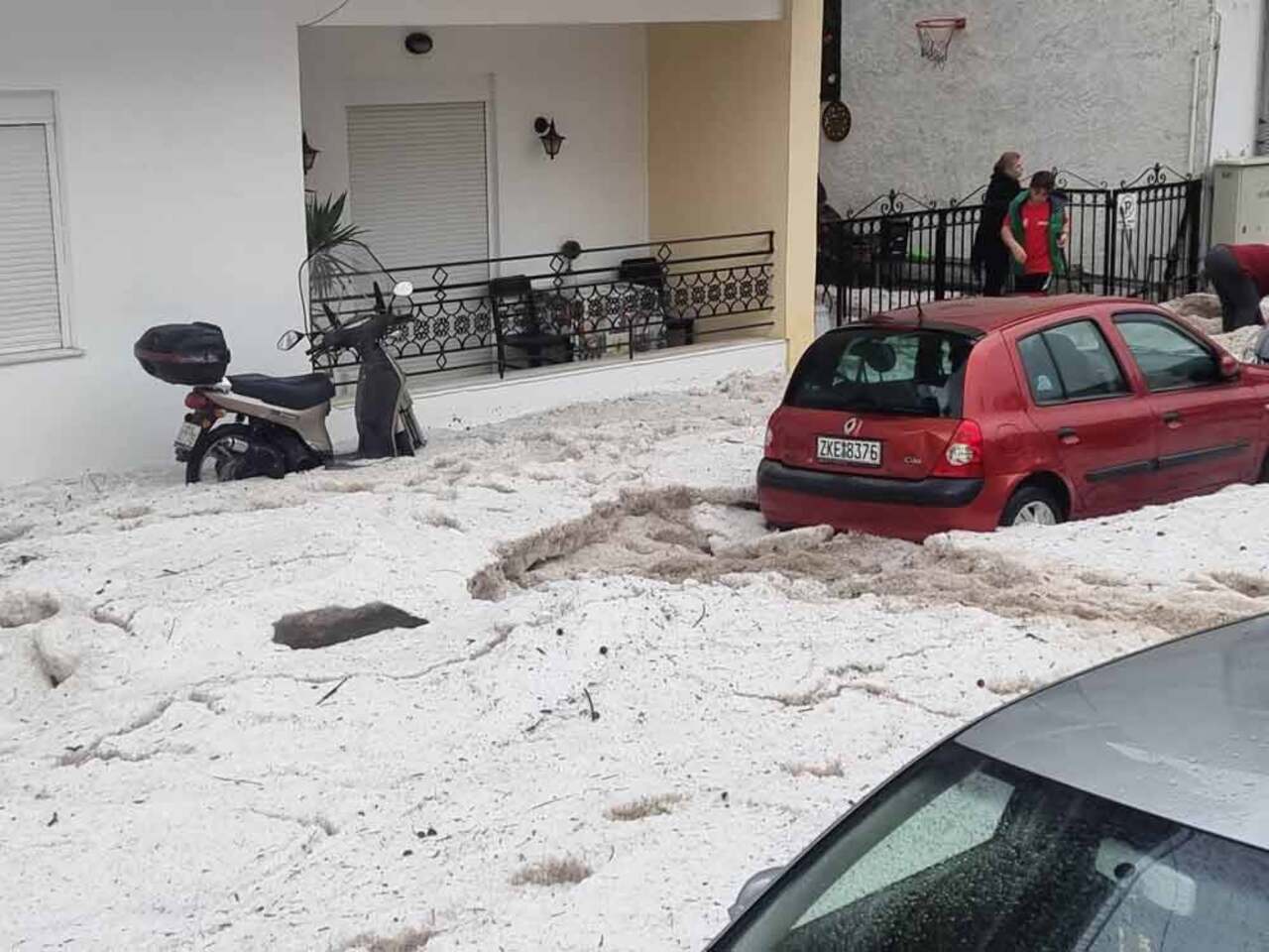 Πρωτοφανείς εικόνες με βουνά από χαλάζι στα Γιάννενα - Δείτε τι έγινε ...